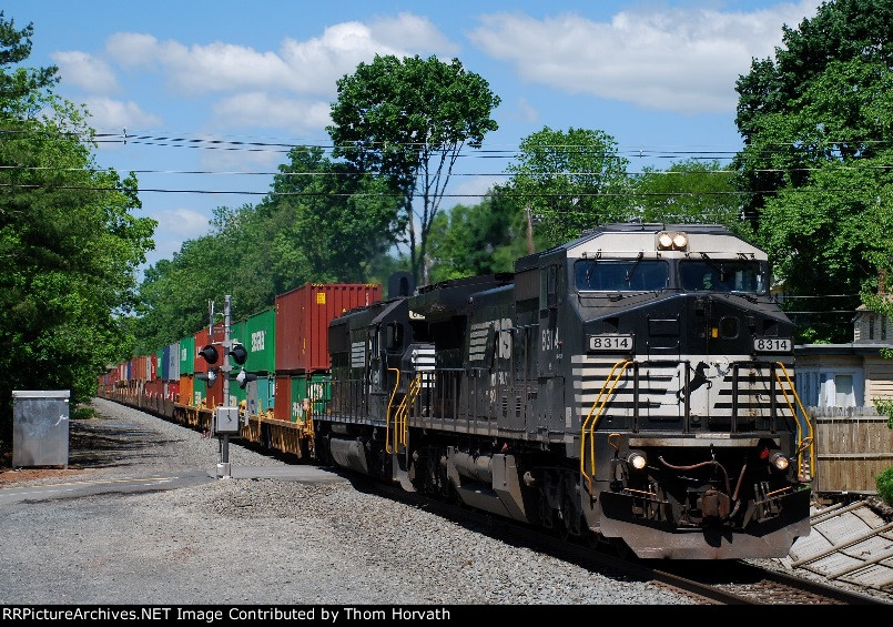 NS 8314 heads up 22V's coloful consist of COFCs east along the LEHL